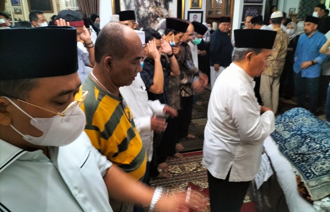Melayat Azwar Anas, Buya Syafri Sampaikan Belasungkawa dari Tarbiyah Islamiyah - Metrokini.com