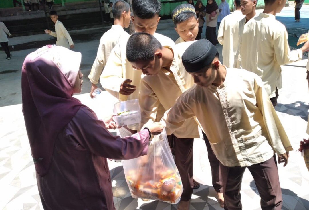 Tradisi Bagi Berkah Jumatan Di MAN 3 Padang - Metrokini.com