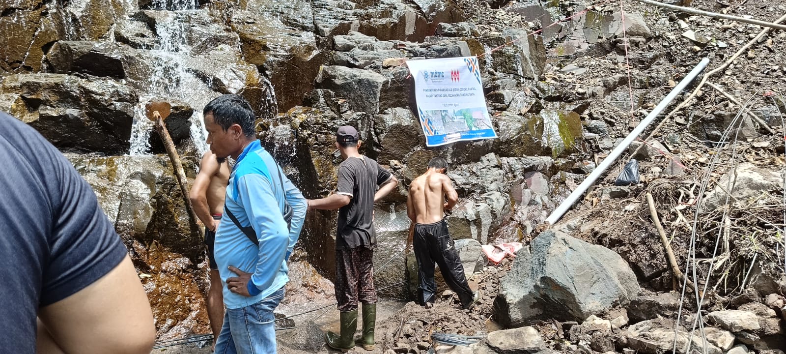 Bertahan di Lokasi Bencana Agam, MDMC Sumbar Lakukan Pipanisasi Air ...