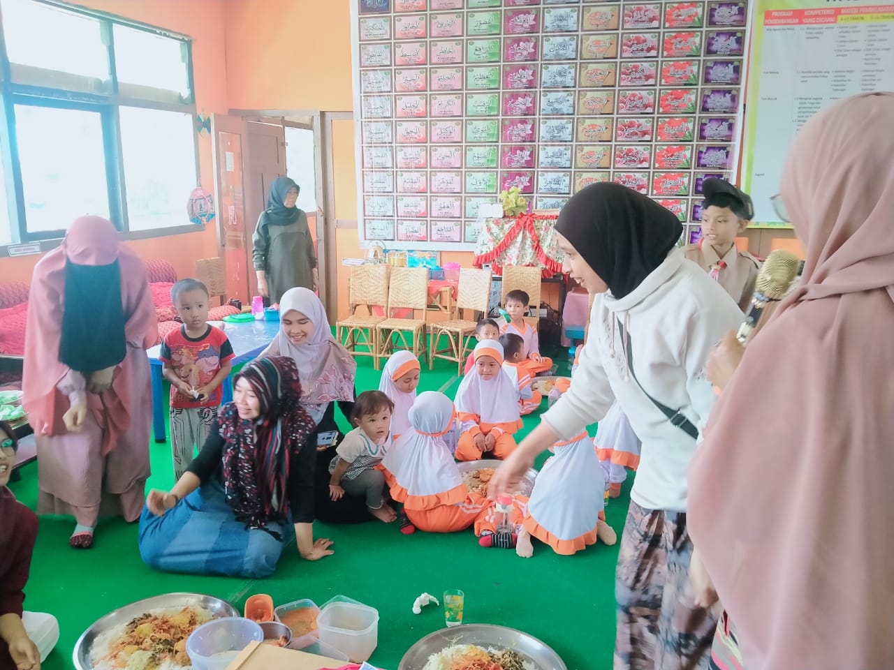 TK Islam Al Wirdah Bukittinggi Gelar Tradisi Makan Bajamba - Metrokini.com