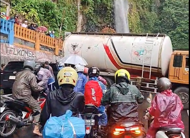 Jalan Lembah Anai Kembali Makan Korban, Tiga Kendaraan Terlibat ...